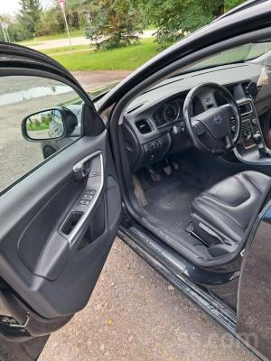 Black Volvo V60 2014 in Preili, with an engine capacity of 2.00 L and mileage of 358 thousand km for 5200 €, photo 8 on AUTOMOTO.COM.LV
