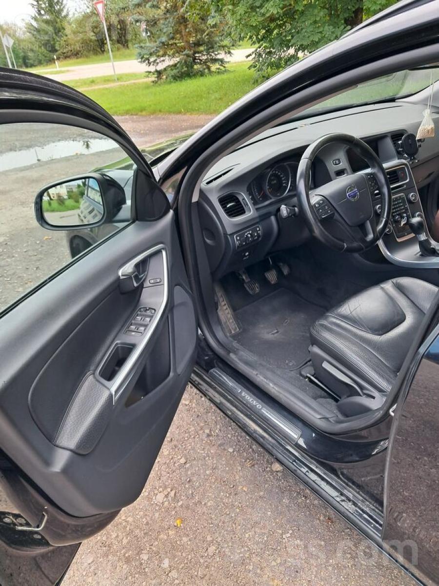 Black Volvo V60 2014 in Preili, with an engine capacity of 2.00 L and mileage of 358 thousand km for 5200 €, photo 8 on AUTOMOTO.COM.LV