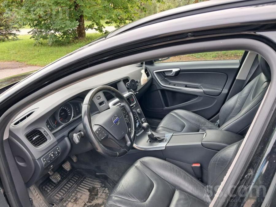 Black Volvo V60 2014 in Preili, with an engine capacity of 2.00 L and mileage of 358 thousand km for 5200 €, photo 9 on AUTOMOTO.COM.LV