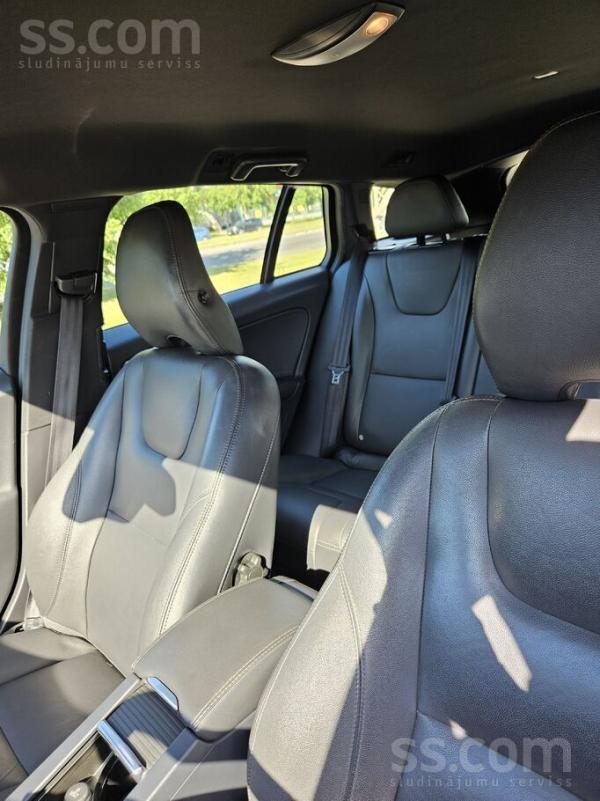 Melns Volvo V60 2014 Rīga, ar dzinēja tilpumu 2.00 L un nobraukumu 269 tūkst. km par 7000 €, foto 4 vietnē AUTOMOTO.COM.LV