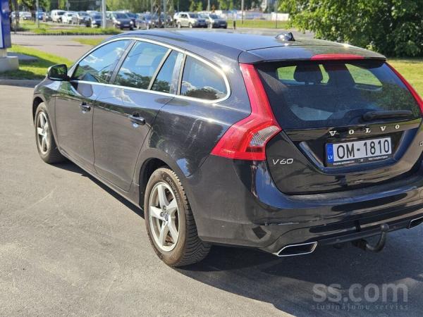 Melns Volvo V60 2014 Rīga, ar dzinēja tilpumu 2.00 L un nobraukumu 269 tūkst. km par 7000 €, foto 7 vietnē AUTOMOTO.COM.LV