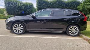 Black Volvo V60 2014 in Riga, with an engine capacity of 2.00 L and mileage of 175 thousand km for 9500 €, photo 3 on AUTOMOTO.COM.LV