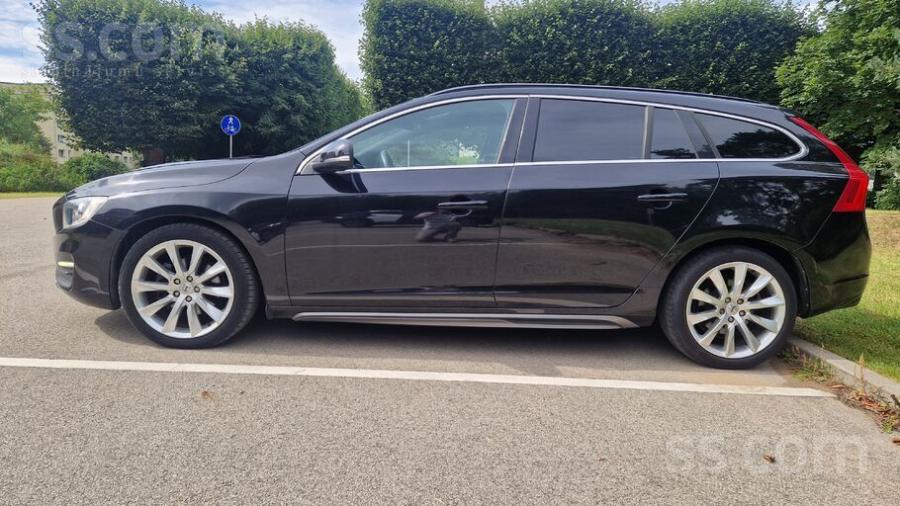 Black Volvo V60 2014 in Riga, with an engine capacity of 2.00 L and mileage of 175 thousand km for 9500 €, photo 3 on AUTOMOTO.COM.LV