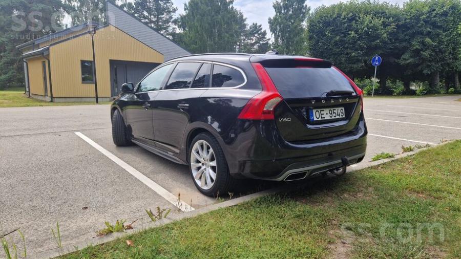 Black Volvo V60 2014 in Riga, with an engine capacity of 2.00 L and mileage of 175 thousand km for 9500 €, photo 4 on AUTOMOTO.COM.LV