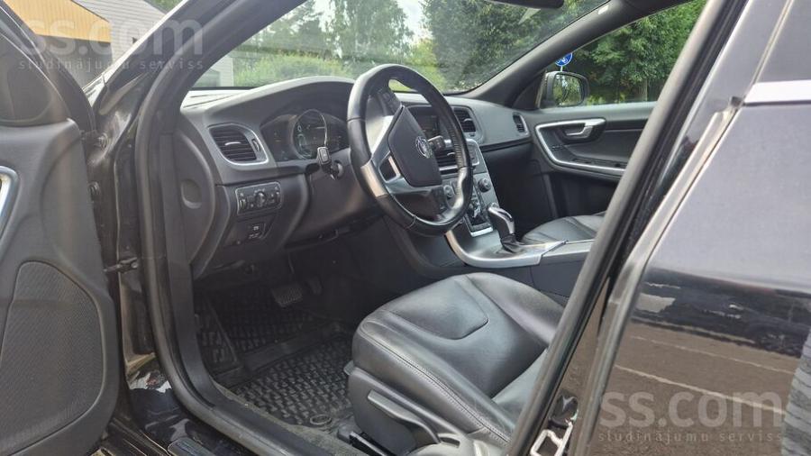 Black Volvo V60 2014 in Riga, with an engine capacity of 2.00 L and mileage of 175 thousand km for 9500 €, photo 5 on AUTOMOTO.COM.LV