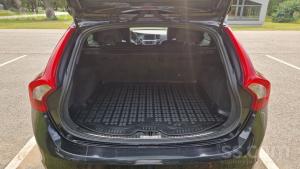 Black Volvo V60 2014 in Riga, with an engine capacity of 2.00 L and mileage of 175 thousand km for 9500 €, photo 9 on AUTOMOTO.COM.LV
