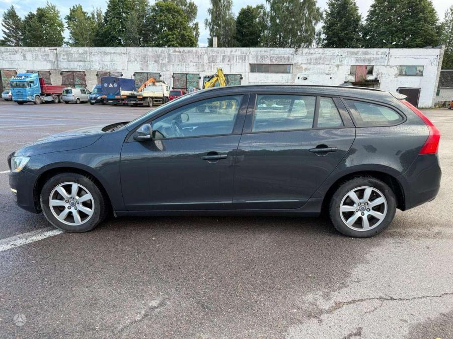Black Volvo V60 2014 in Raseiniai, with an engine capacity of 1.98 L and mileage of 250 thousand km for 5900 €, photo 3 on AUTOMOTO.COM.LV