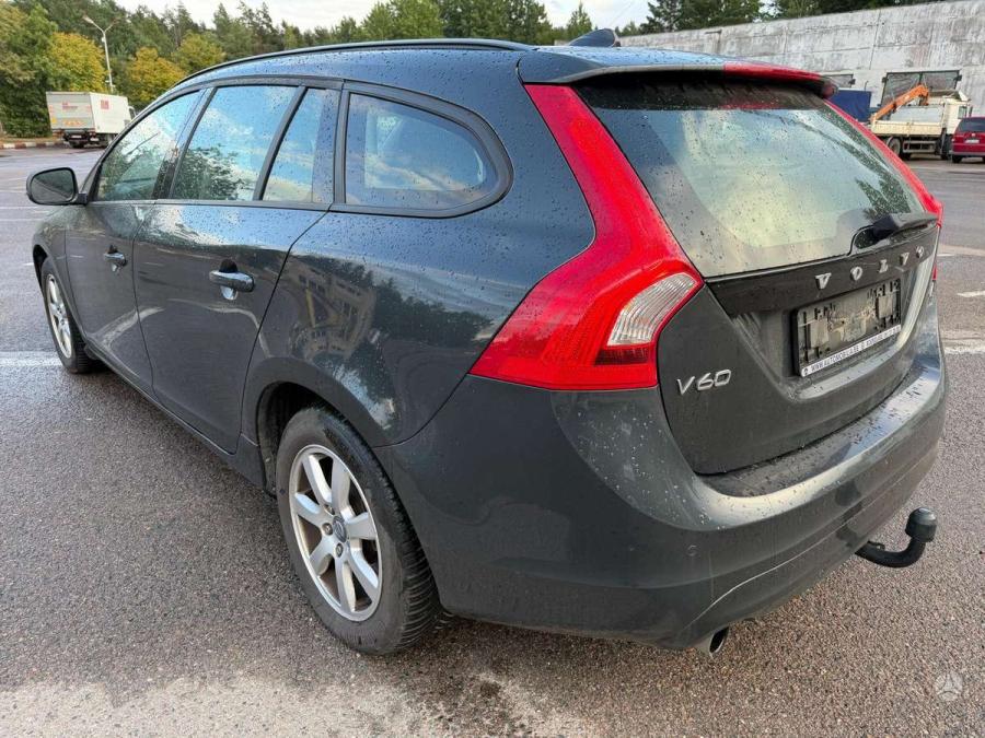 Black Volvo V60 2014 in Raseiniai, with an engine capacity of 1.98 L and mileage of 250 thousand km for 5900 €, photo 4 on AUTOMOTO.COM.LV