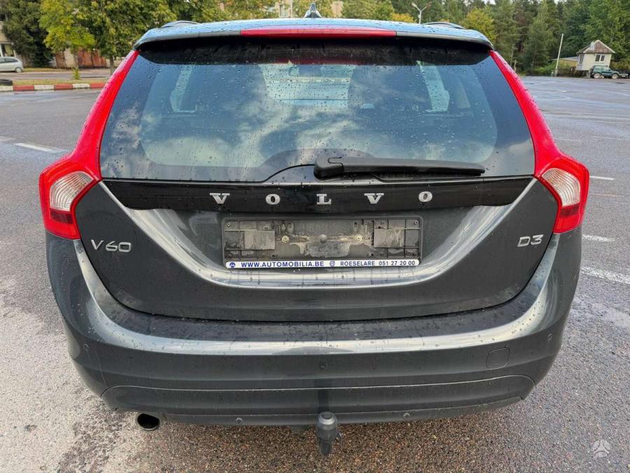Black Volvo V60 2014 in Raseiniai, with an engine capacity of 1.98 L and mileage of 250 thousand km for 5900 €, photo 5 on AUTOMOTO.COM.LV