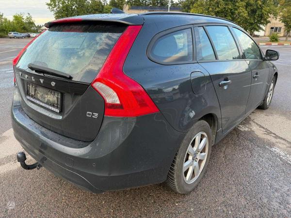 Black Volvo V60 2014 in Raseiniai, with an engine capacity of 1.98 L and mileage of 250 thousand km for 5900 €, photo 5 on AUTOMOTO.COM.LV