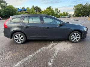 Black Volvo V60 2014 in Raseiniai, with an engine capacity of 1.98 L and mileage of 250 thousand km for 5900 €, photo 7 on AUTOMOTO.COM.LV