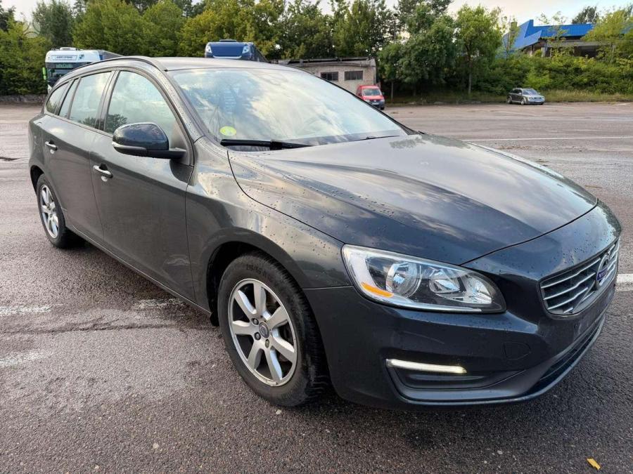 Black Volvo V60 2014 in Raseiniai, with an engine capacity of 1.98 L and mileage of 250 thousand km for 5900 €, photo 8 on AUTOMOTO.COM.LV