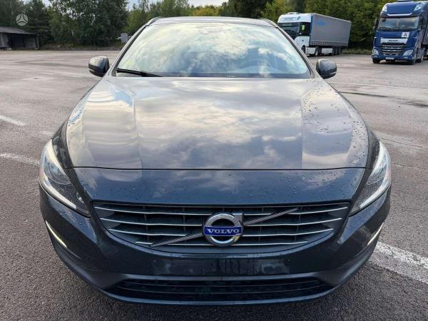 Black Volvo V60 2014 in Raseiniai, with an engine capacity of 1.98 L and mileage of 250 thousand km for 5900 €, photo 8 on AUTOMOTO.COM.LV