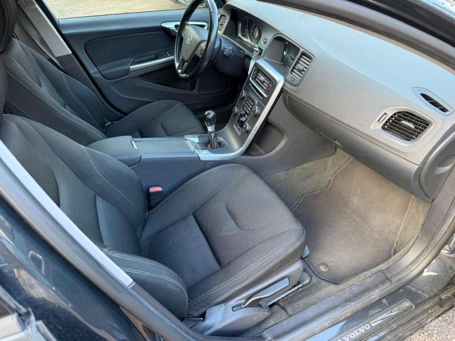 Black Volvo V60 2014 in Raseiniai, with an engine capacity of 1.98 L and mileage of 250 thousand km for 5900 €, photo 13 on AUTOMOTO.COM.LV