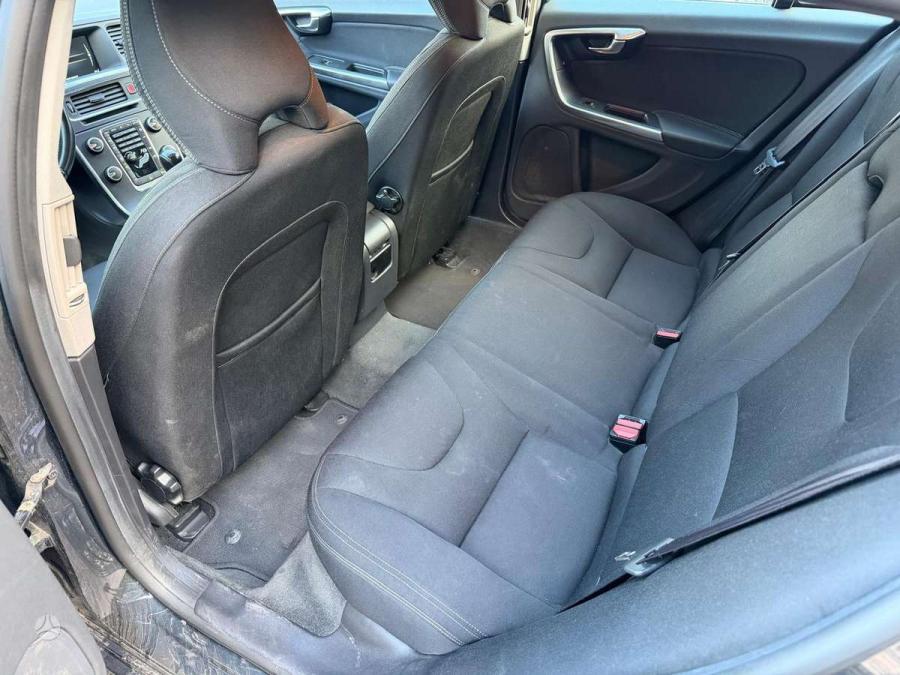 Black Volvo V60 2014 in Raseiniai, with an engine capacity of 1.98 L and mileage of 250 thousand km for 5900 €, photo 14 on AUTOMOTO.COM.LV