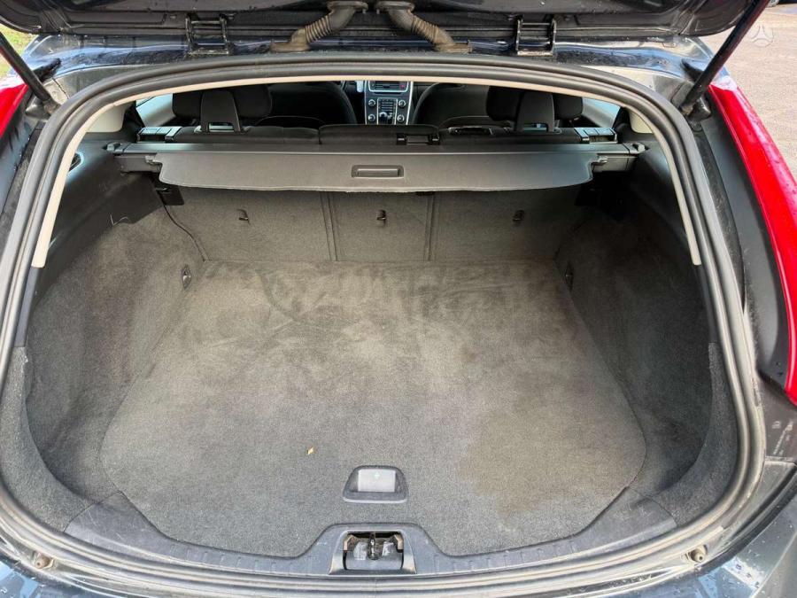 Black Volvo V60 2014 in Raseiniai, with an engine capacity of 1.98 L and mileage of 250 thousand km for 5900 €, photo 16 on AUTOMOTO.COM.LV