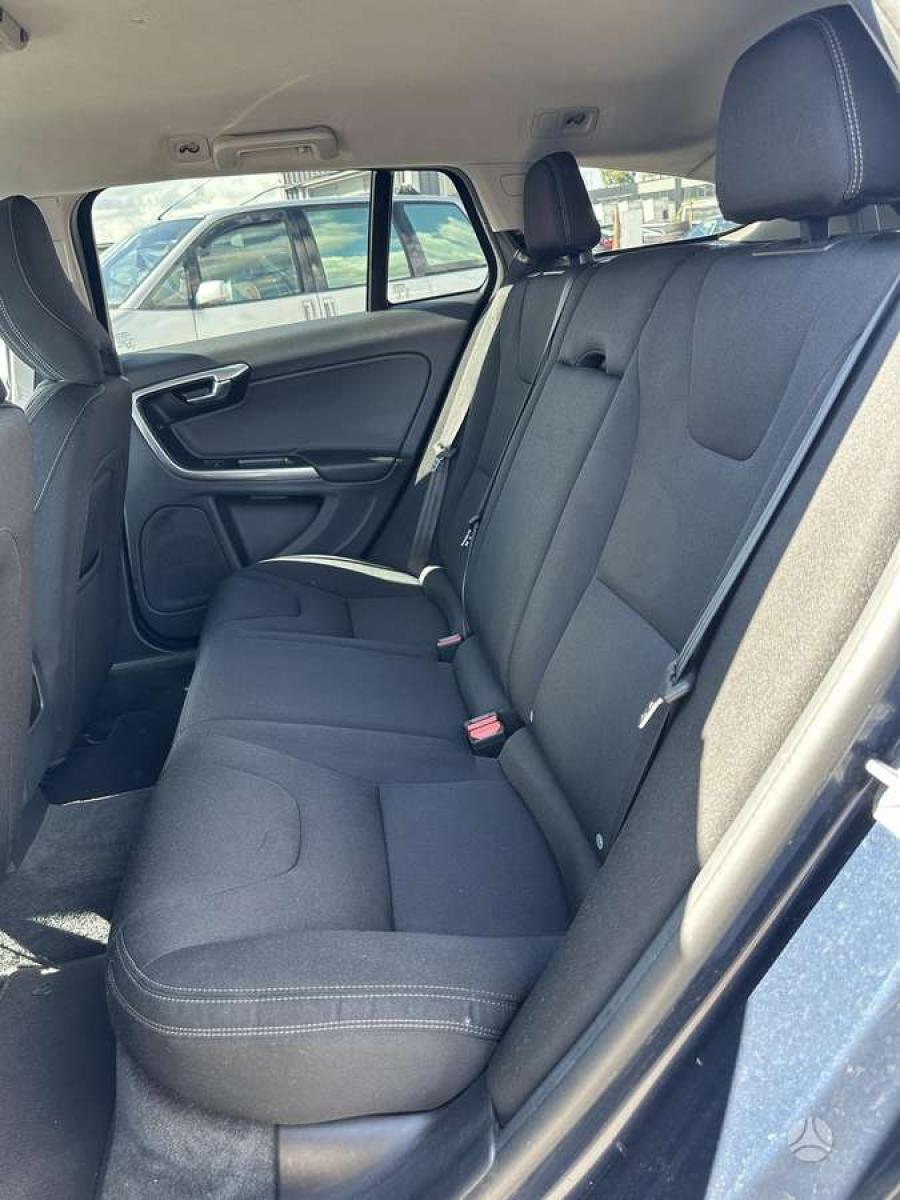Melns Volvo V60 2014 Kauņa, ar dzinēja tilpumu 1.56 L un nobraukumu 248 tūkst. km par 6550 €, foto 27 vietnē AUTOMOTO.COM.LV