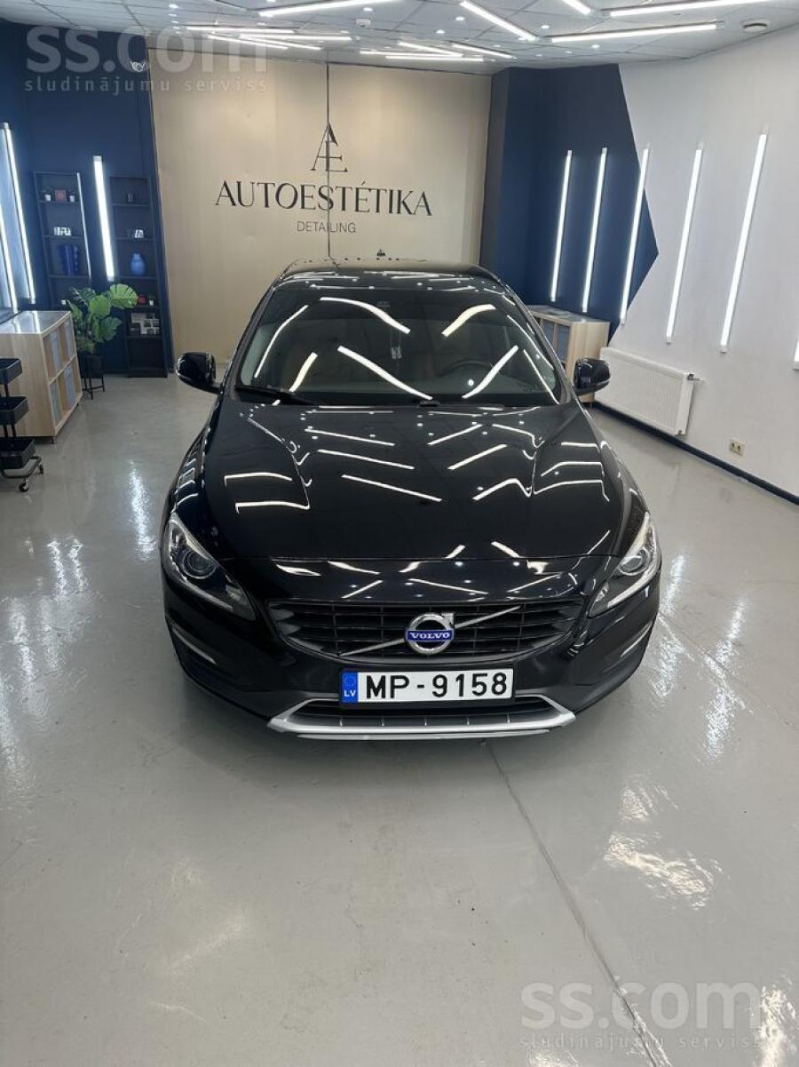 Black Volvo V60 2014 in Riga, with an engine capacity of 2.00 L and mileage of 254 thousand km for 7750 €, photo 1 on AUTOMOTO.COM.LV