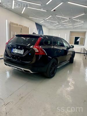 Black Volvo V60 2014 in Riga, with an engine capacity of 2.00 L and mileage of 254 thousand km for 7750 €, photo 4 on AUTOMOTO.COM.LV