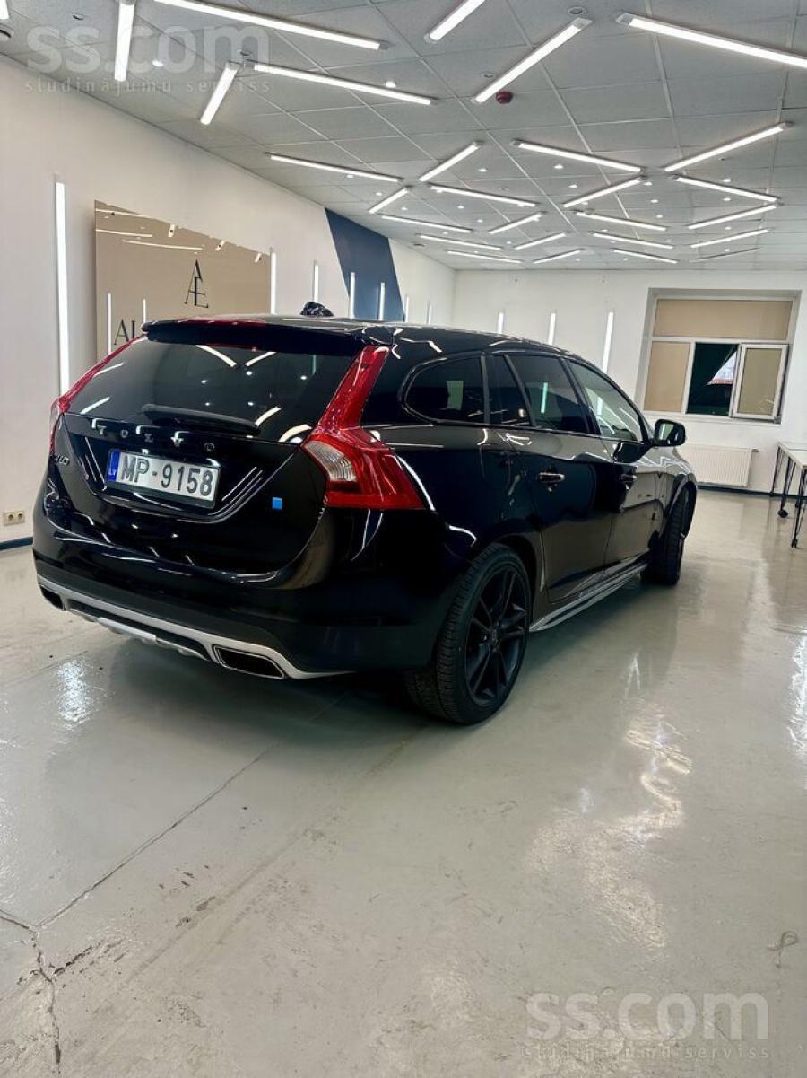 Black Volvo V60 2014 in Riga, with an engine capacity of 2.00 L and mileage of 254 thousand km for 7750 €, photo 4 on AUTOMOTO.COM.LV