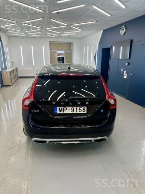 Black Volvo V60 2014 in Riga, with an engine capacity of 2.00 L and mileage of 254 thousand km for 7750 €, photo 5 on AUTOMOTO.COM.LV