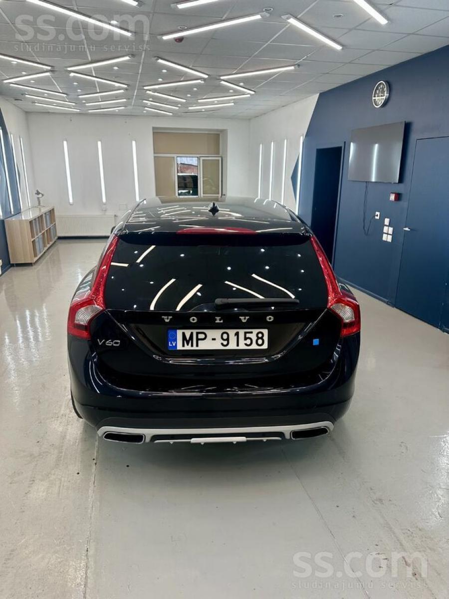 Black Volvo V60 2014 in Riga, with an engine capacity of 2.00 L and mileage of 254 thousand km for 7750 €, photo 5 on AUTOMOTO.COM.LV