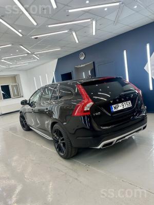 Black Volvo V60 2014 in Riga, with an engine capacity of 2.00 L and mileage of 254 thousand km for 7750 €, photo 6 on AUTOMOTO.COM.LV
