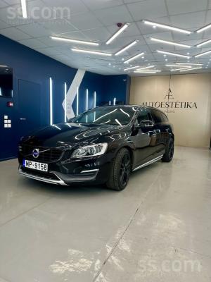 Black Volvo V60 2014 in Riga, with an engine capacity of 2.00 L and mileage of 254 thousand km for 7750 €, photo 7 on AUTOMOTO.COM.LV