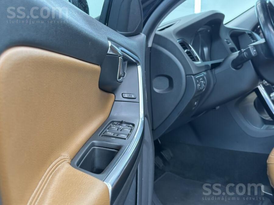 Black Volvo V60 2014 in Riga, with an engine capacity of 2.00 L and mileage of 254 thousand km for 7750 €, photo 11 on AUTOMOTO.COM.LV