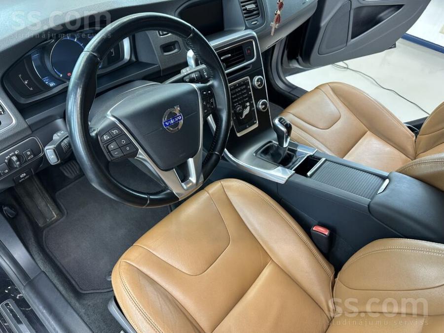 Black Volvo V60 2014 in Riga, with an engine capacity of 2.00 L and mileage of 254 thousand km for 7750 €, photo 16 on AUTOMOTO.COM.LV