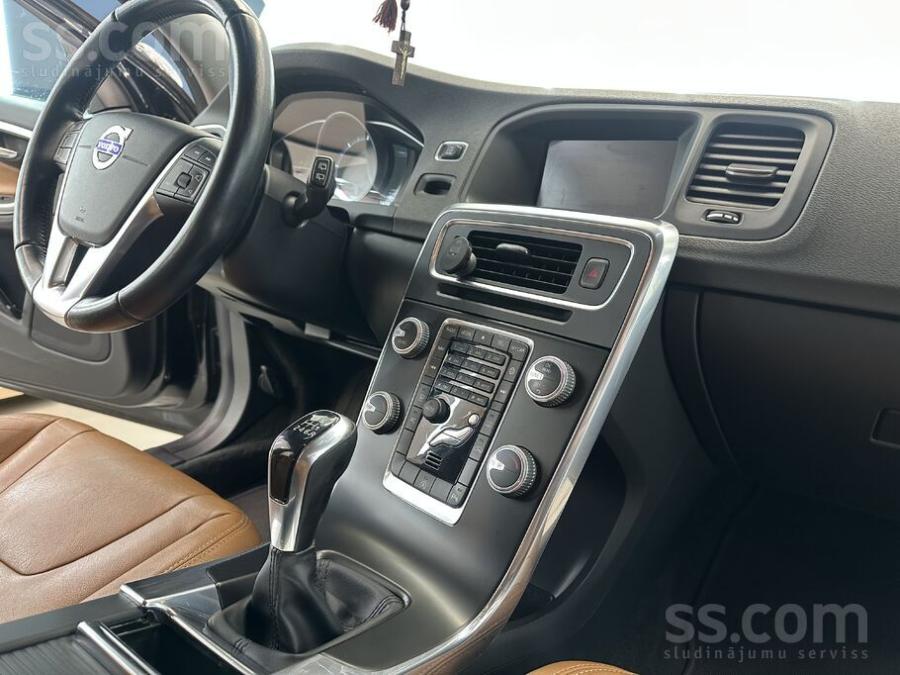 Black Volvo V60 2014 in Riga, with an engine capacity of 2.00 L and mileage of 254 thousand km for 7750 €, photo 17 on AUTOMOTO.COM.LV