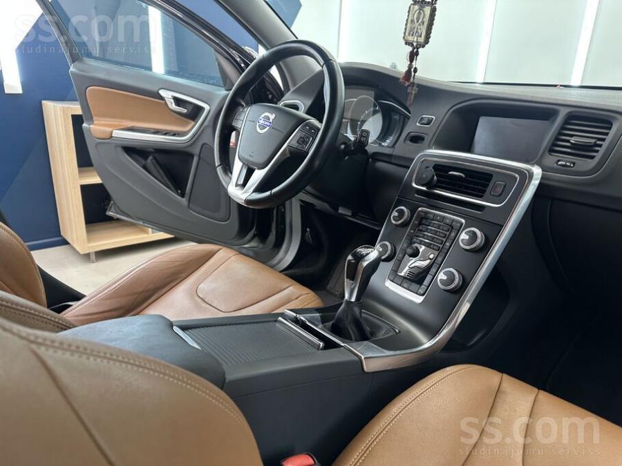 Black Volvo V60 2014 in Riga, with an engine capacity of 2.00 L and mileage of 254 thousand km for 7750 €, photo 18 on AUTOMOTO.COM.LV