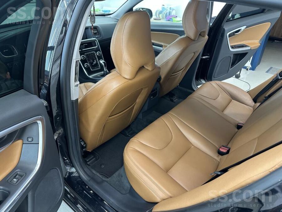 Black Volvo V60 2014 in Riga, with an engine capacity of 2.00 L and mileage of 254 thousand km for 7750 €, photo 25 on AUTOMOTO.COM.LV