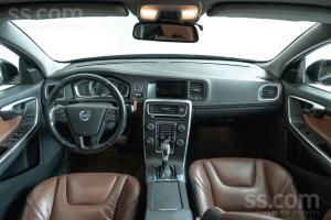 Black Volvo V60 2014 in Riga, with an engine capacity of 2.00 L and mileage of 294 thousand km for 6900 €, photo 5 on AUTOMOTO.COM.LV