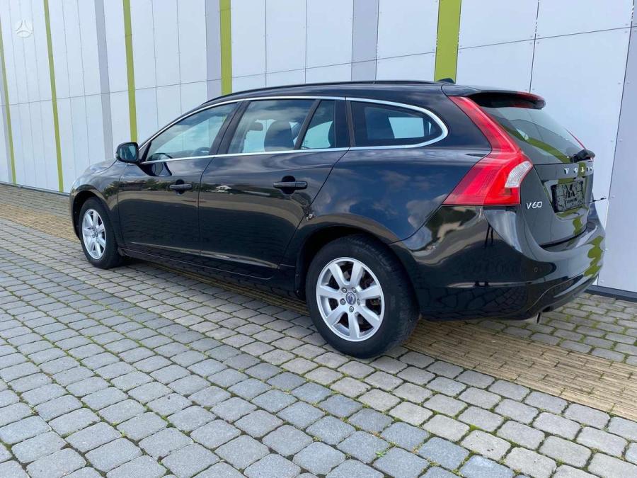 Melns Volvo V60 2014 Raseiniai, ar dzinēja tilpumu 1.98 L un nobraukumu 216 tūkst. km par 6300 €, foto 4 vietnē AUTOMOTO.COM.LV