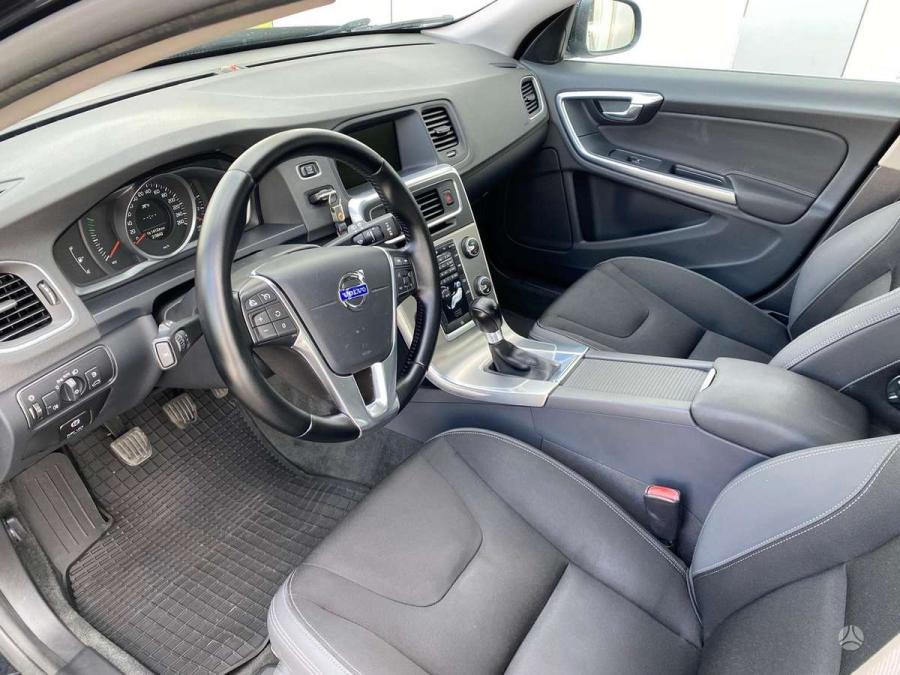 Melns Volvo V60 2014 Raseiniai, ar dzinēja tilpumu 1.98 L un nobraukumu 216 tūkst. km par 6300 €, foto 10 vietnē AUTOMOTO.COM.LV
