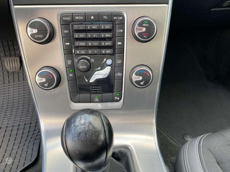 Melns Volvo V60 2014 Raseiniai, ar dzinēja tilpumu 1.98 L un nobraukumu 216 tūkst. km par 6300 €, foto 14 vietnē AUTOMOTO.COM.LV
