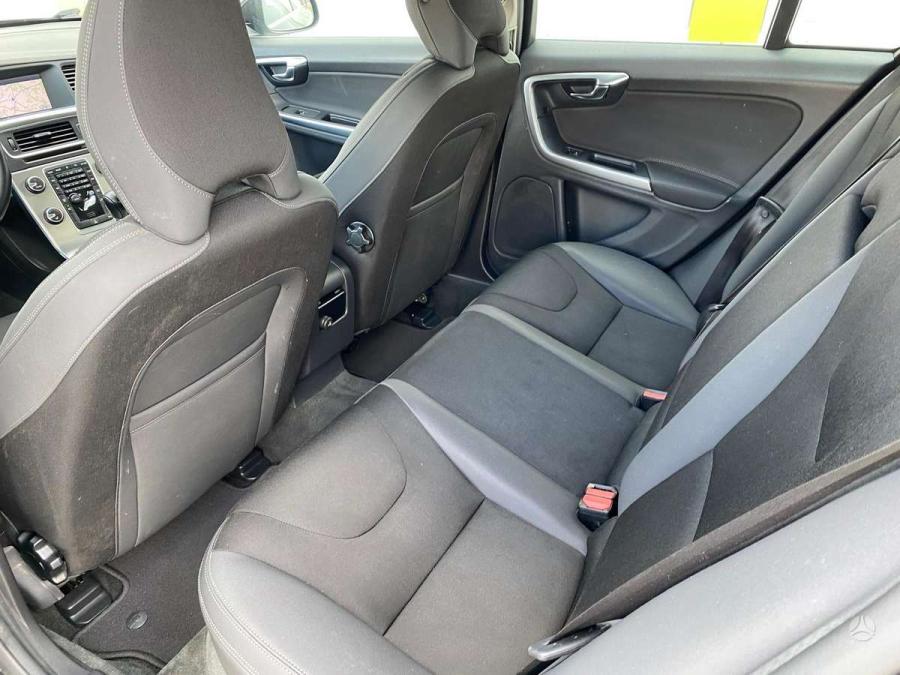 Melns Volvo V60 2014 Raseiniai, ar dzinēja tilpumu 1.98 L un nobraukumu 216 tūkst. km par 6300 €, foto 16 vietnē AUTOMOTO.COM.LV