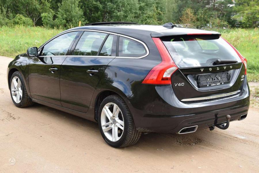 Black Volvo V60 2014 in Vilnius, with an engine capacity of 2.40 L and mileage of 224 thousand km for 7000 €, photo 3 on AUTOMOTO.COM.LV