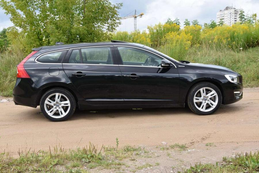 Black Volvo V60 2014 in Vilnius, with an engine capacity of 2.40 L and mileage of 224 thousand km for 7000 €, photo 8 on AUTOMOTO.COM.LV