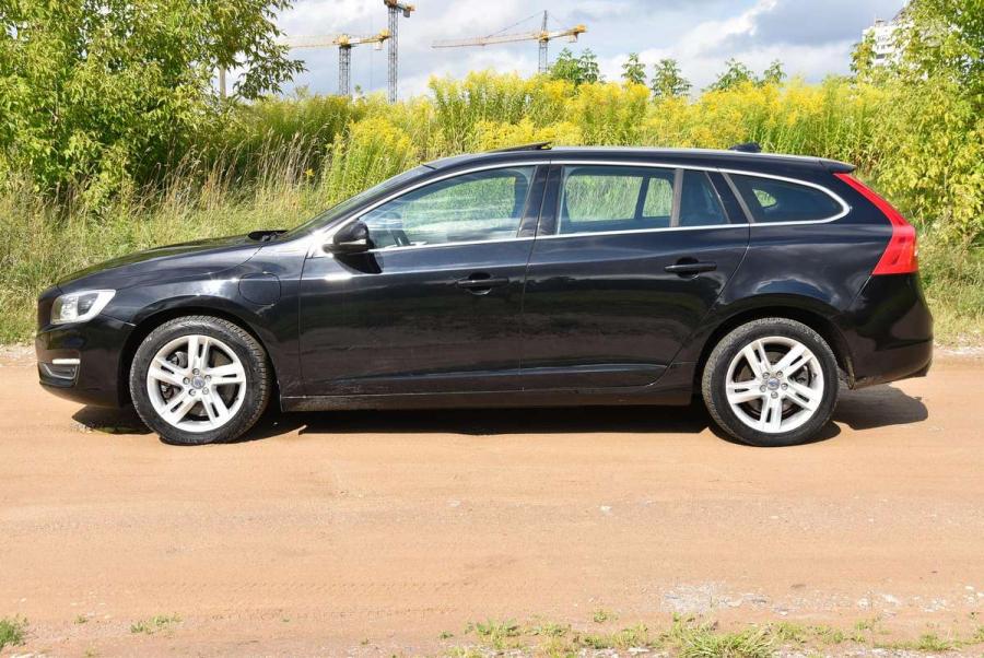 Black Volvo V60 2014 in Vilnius, with an engine capacity of 2.40 L and mileage of 224 thousand km for 7000 €, photo 9 on AUTOMOTO.COM.LV