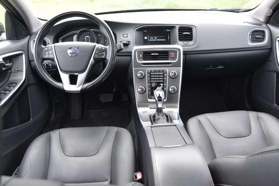 Black Volvo V60 2014 in Vilnius, with an engine capacity of 2.40 L and mileage of 224 thousand km for 7000 €, photo 10 on AUTOMOTO.COM.LV