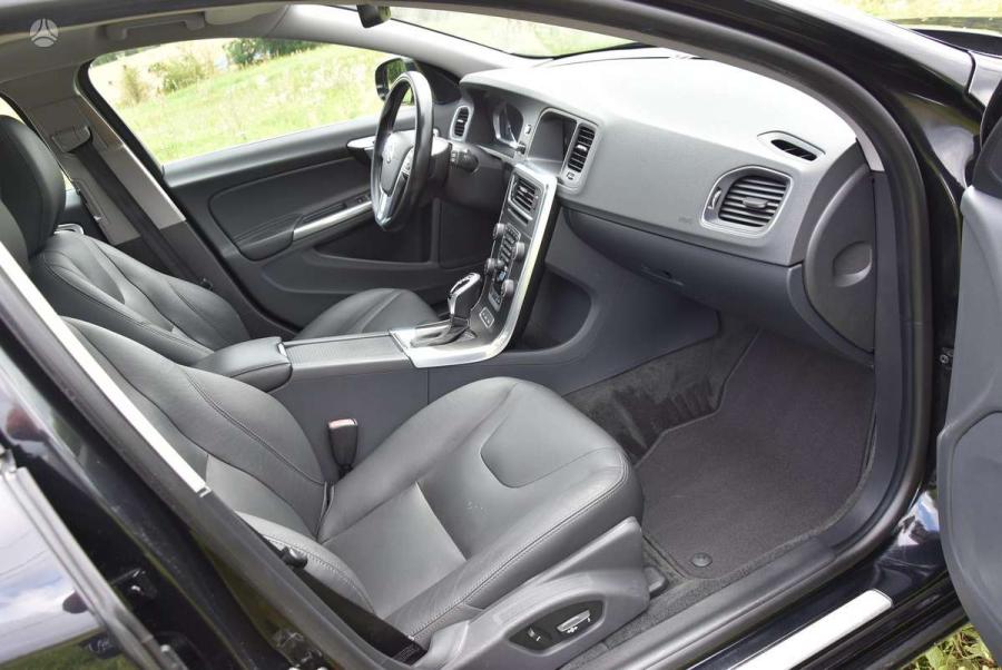Black Volvo V60 2014 in Vilnius, with an engine capacity of 2.40 L and mileage of 224 thousand km for 7000 €, photo 11 on AUTOMOTO.COM.LV