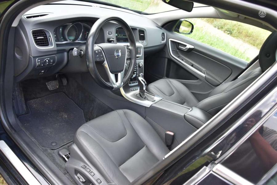 Black Volvo V60 2014 in Vilnius, with an engine capacity of 2.40 L and mileage of 224 thousand km for 7000 €, photo 12 on AUTOMOTO.COM.LV