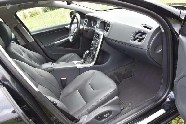 Black Volvo V60 2014 in Vilnius, with an engine capacity of 2.40 L and mileage of 224 thousand km for 7000 €, photo 11 on AUTOMOTO.COM.LV