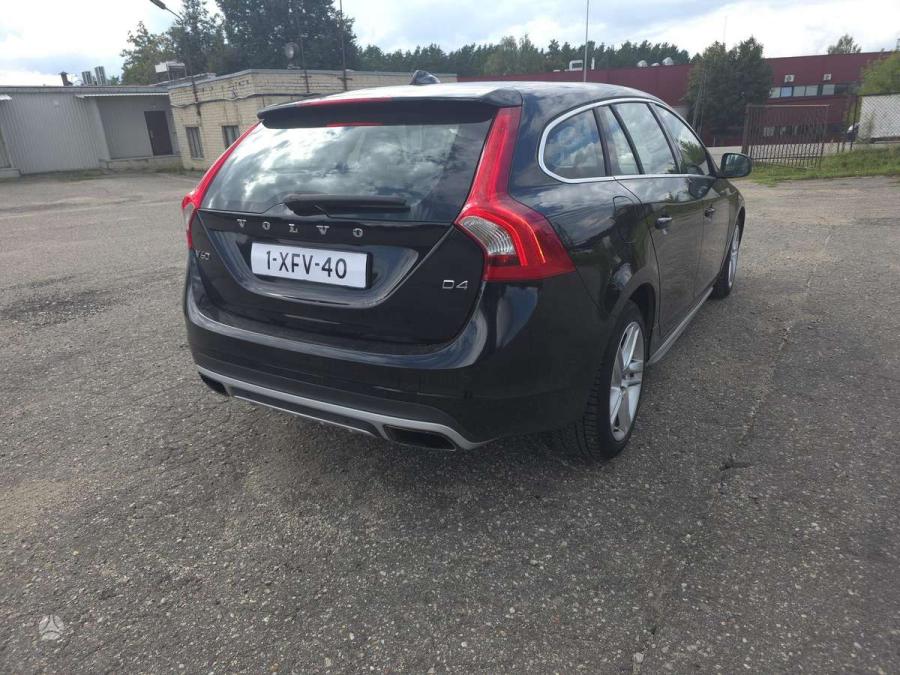Melns Volvo V60 2014 Utena, ar dzinēja tilpumu 1.97 L un nobraukumu 321 tūkst. km par 4800 €, foto 4 vietnē AUTOMOTO.COM.LV