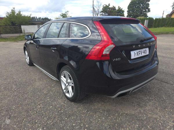 Black Volvo V60 2014 in Utena, with an engine capacity of 1.97 L and mileage of 321 thousand km for 4800 €, photo 5 on AUTOMOTO.COM.LV