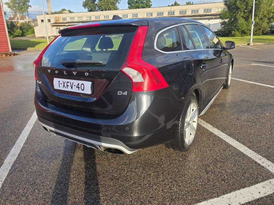 Melns Volvo V60 2014 Utena, ar dzinēja tilpumu 1.97 L un nobraukumu 321 tūkst. km par 4800 €, foto 11 vietnē AUTOMOTO.COM.LV