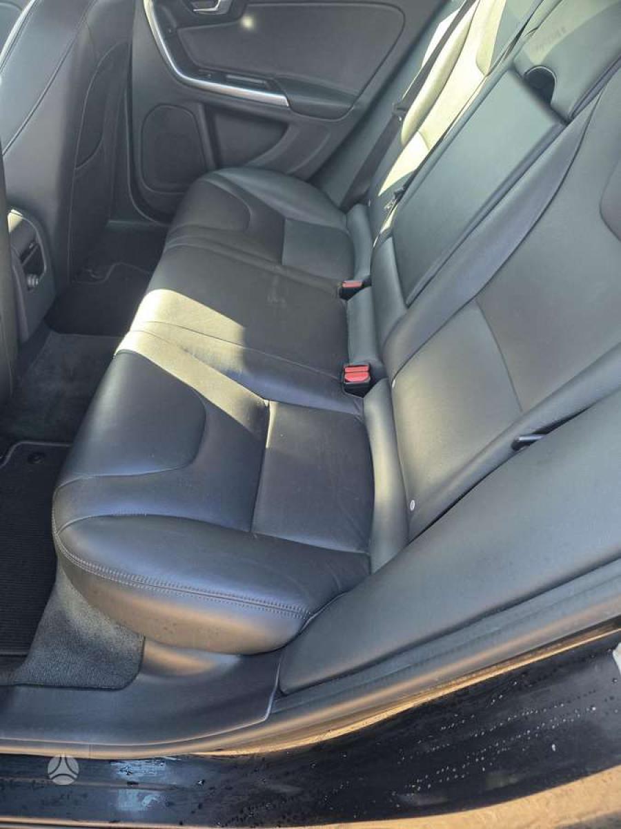 Melns Volvo V60 2014 Utena, ar dzinēja tilpumu 1.97 L un nobraukumu 321 tūkst. km par 4800 €, foto 16 vietnē AUTOMOTO.COM.LV