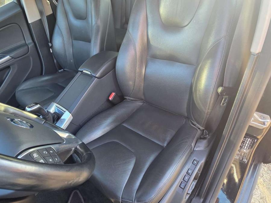 Melns Volvo V60 2014 Utena, ar dzinēja tilpumu 1.97 L un nobraukumu 321 tūkst. km par 4800 €, foto 18 vietnē AUTOMOTO.COM.LV